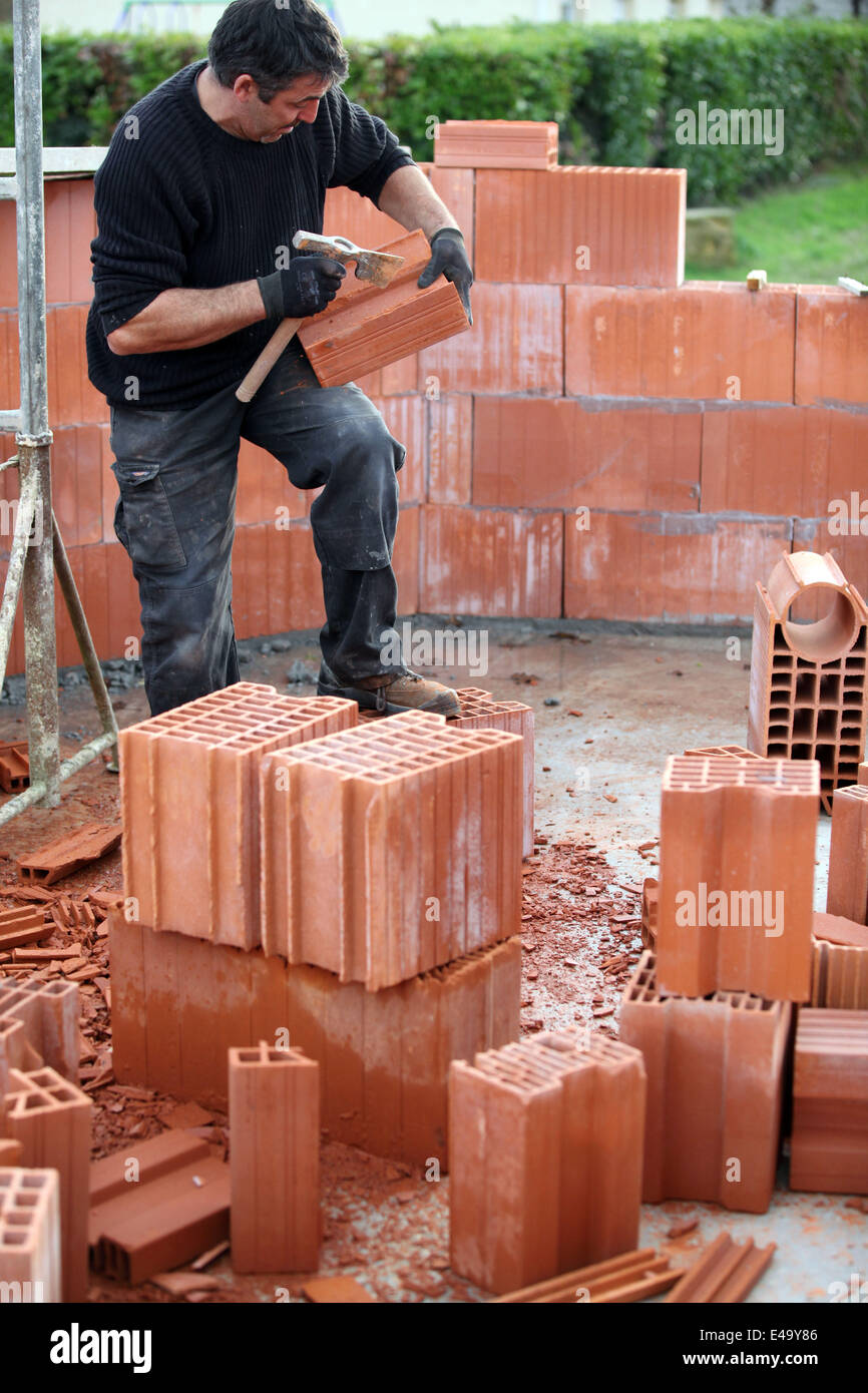 bricklayer building house Stock Photo - Alamy