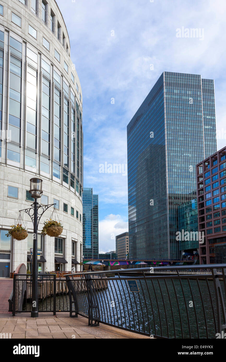 Shopping, restaurants and cafes around the Middle Dock, Canary Wharf ...