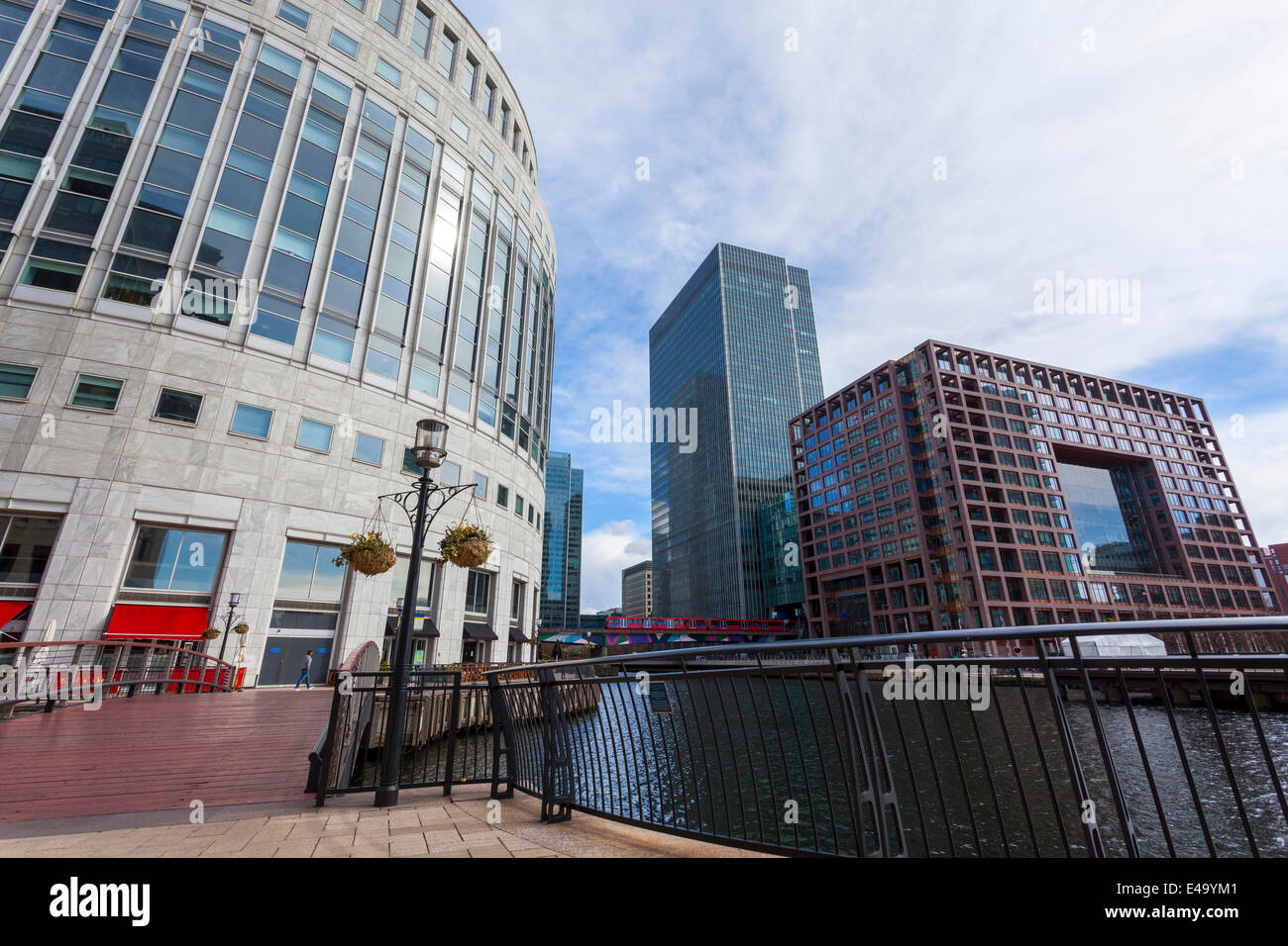 Shopping, restaurants and cafes around the Middle Dock, Canary Wharf ...