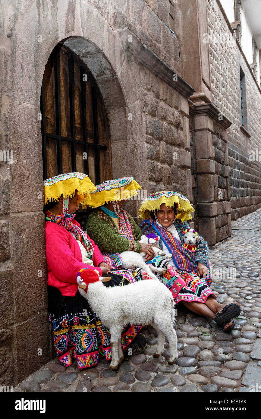 Quechua women hi-res stock photography and images - Alamy