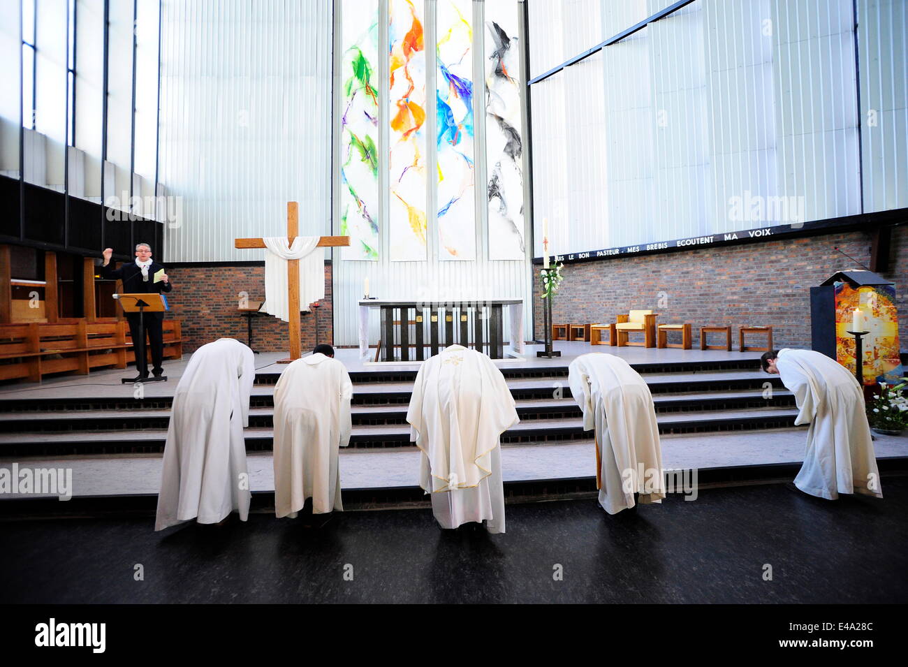 Priest bowing mass hi-res stock photography and images - Alamy