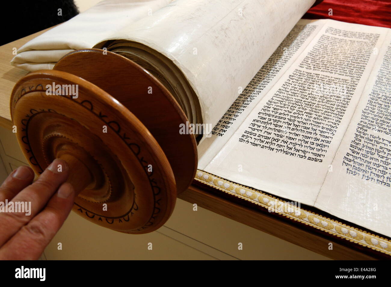 Torah scroll hi-res stock photography and images - Alamy