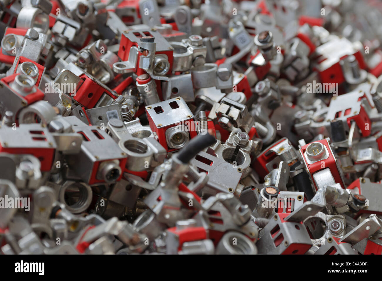 Heap of metal chunks in a scrap metal recycling plant Stock Photo - Alamy