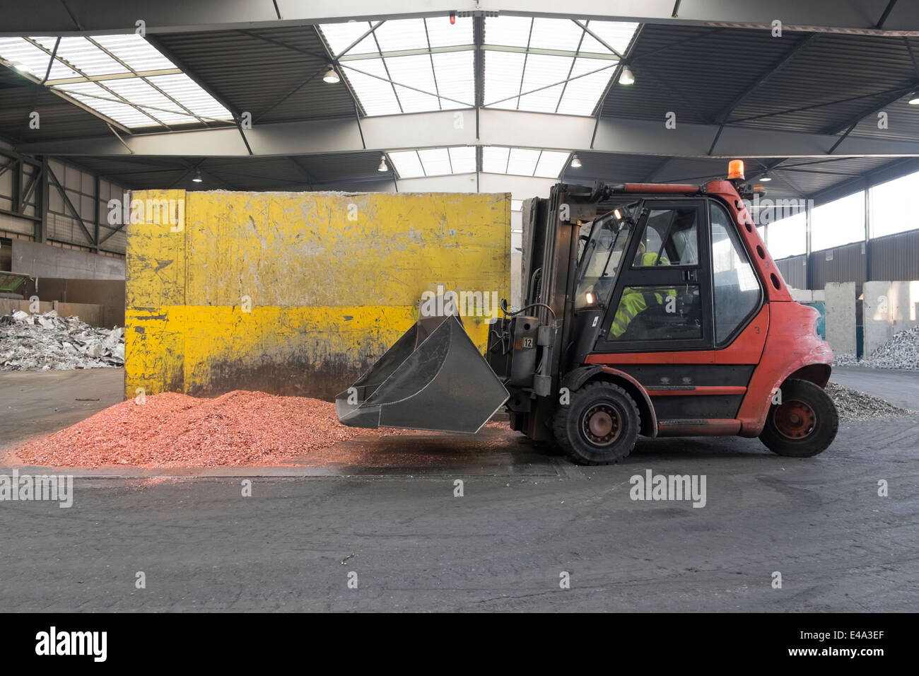 Wheel loader in a scrap metal recycling plant Stock Photo - Alamy