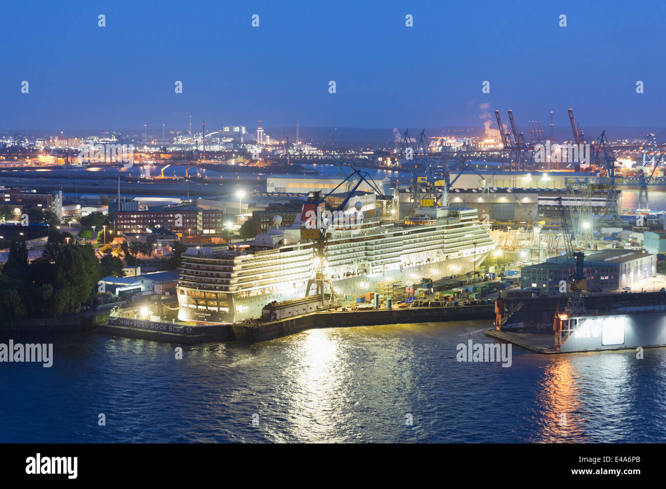 Germany, Hamburg, Cruise ship Queen Elizabeth in the shipyard Stock ...