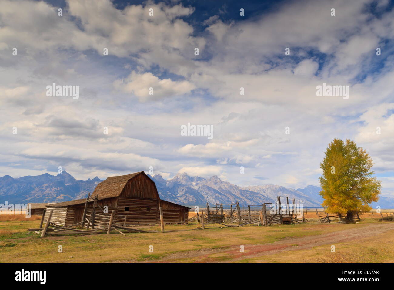 Fall barn hi-res stock photography and images - Alamy