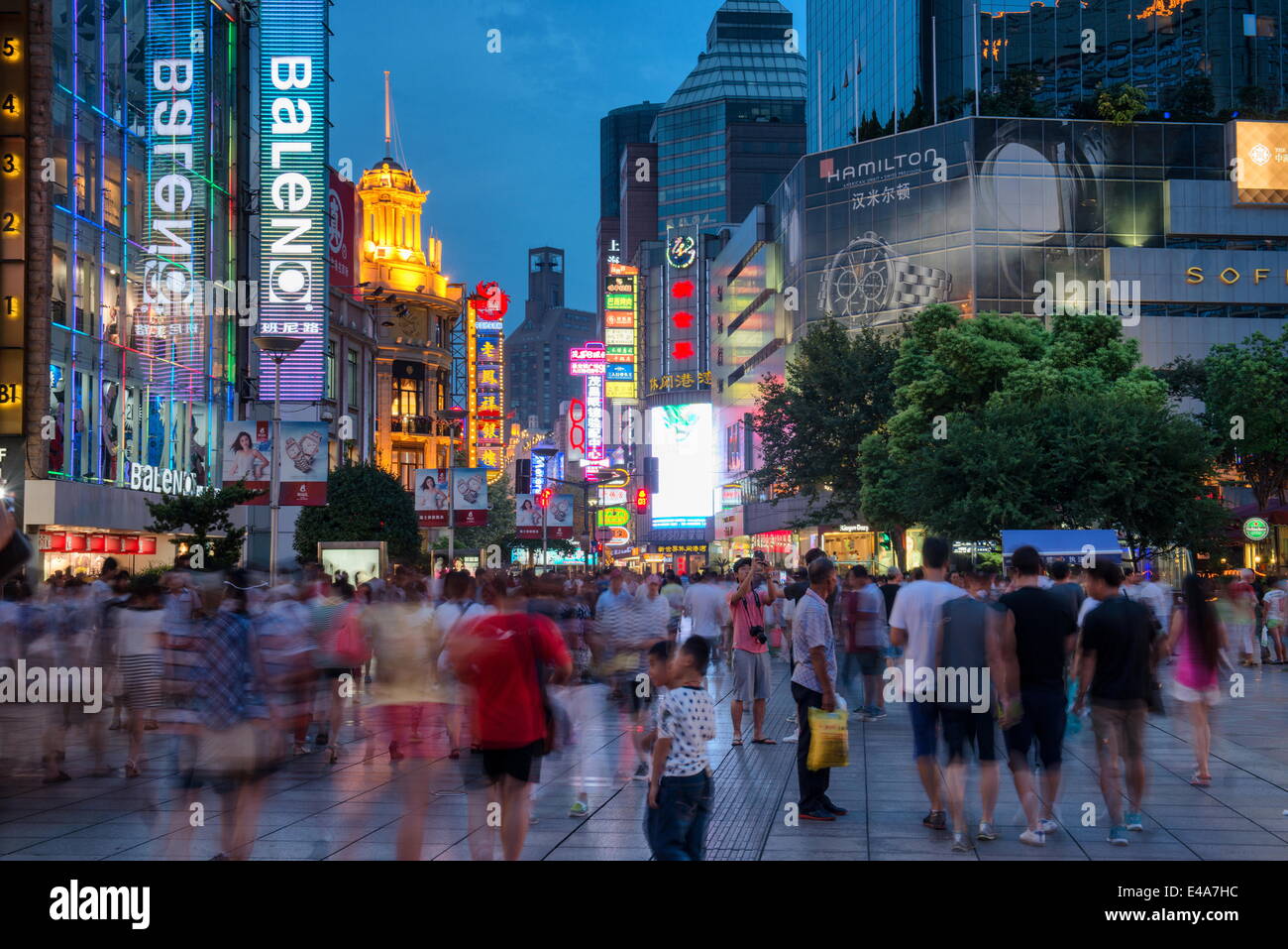 Blue hour shot of Nanjing Lu in Shanghai with visitors and LED ...