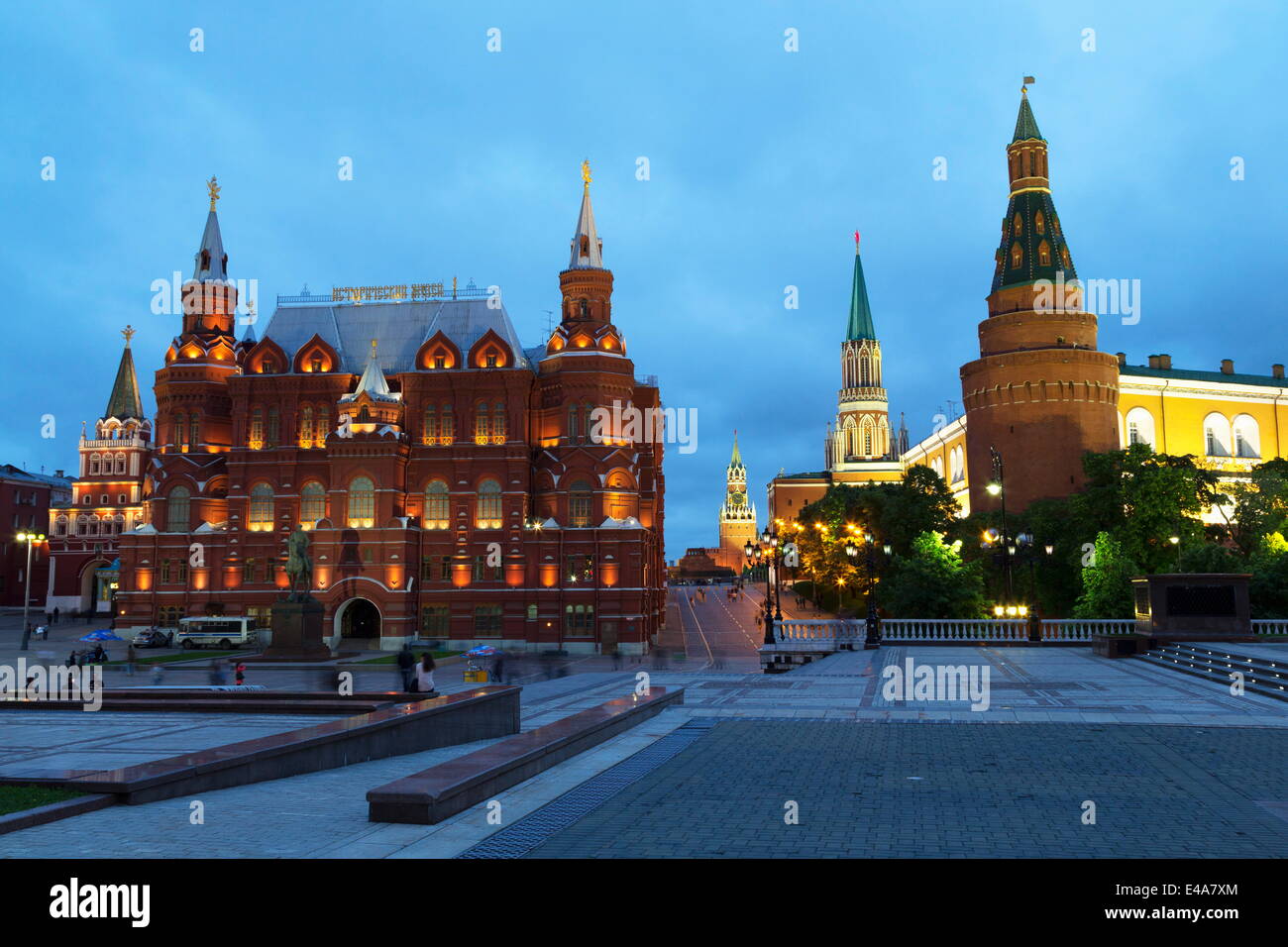 The Historical Museum on Red Square and the Kremlin at night, UNESCO ...