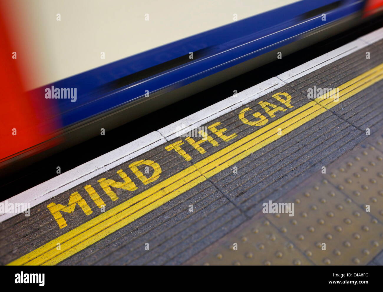 London underground platform sign hi-res stock photography and images ...