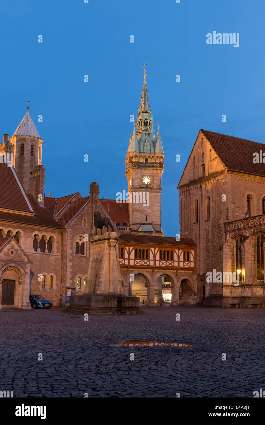 Germany, Lower Saxony, Braunschweig, Castle square with Brunswick Lion ...