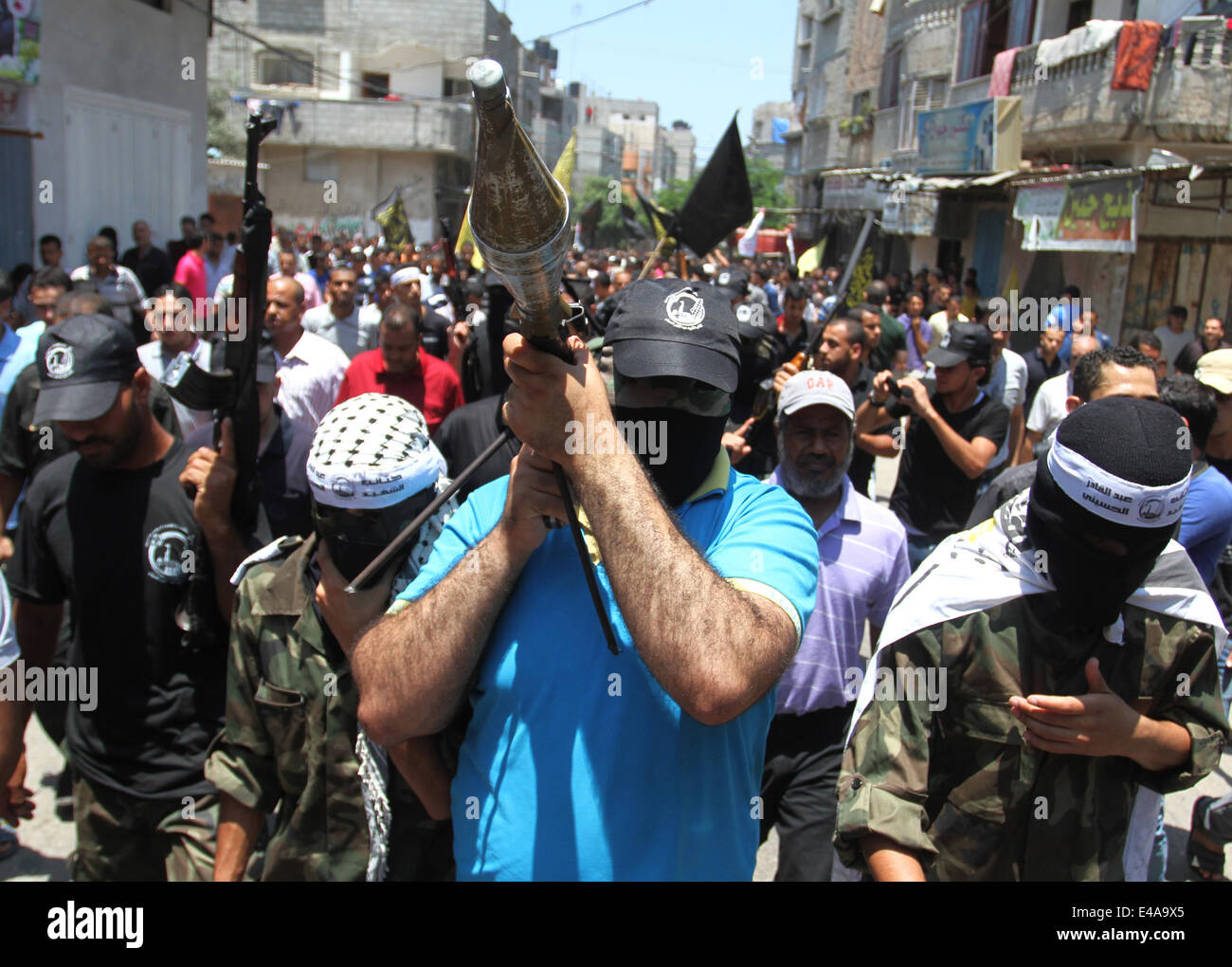 Gaza, Palestinian Territories. 7th July, 2014. A masked palestinian ...