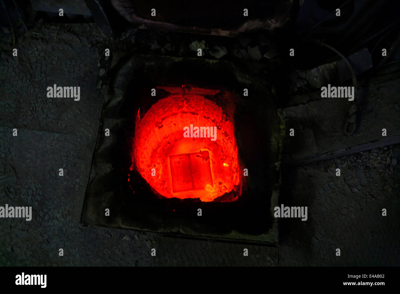Molten metal ladle hi-res stock photography and images - Alamy