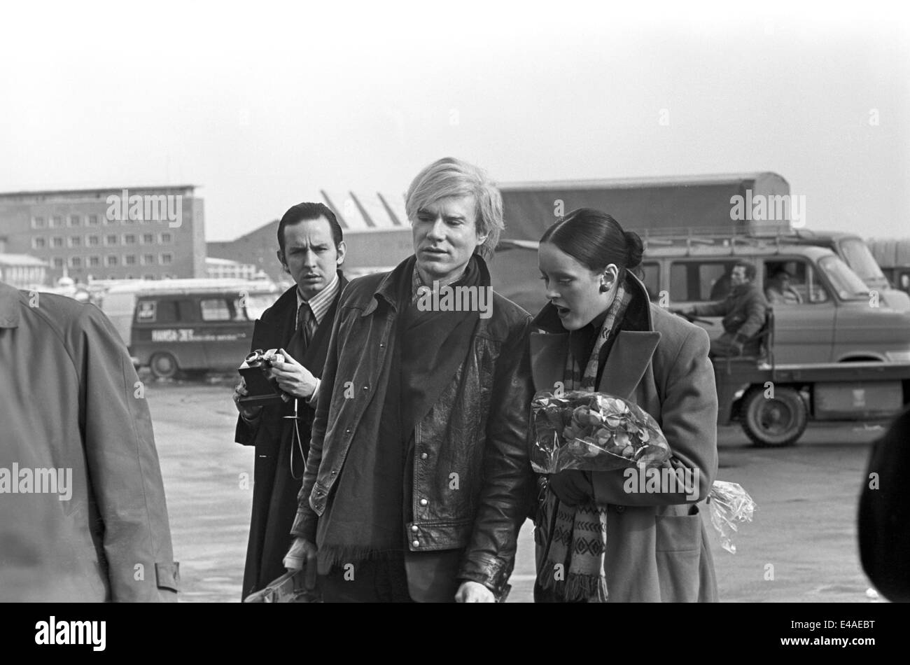 (File) The US artist and director Andy Warhol und his leading actress ...
