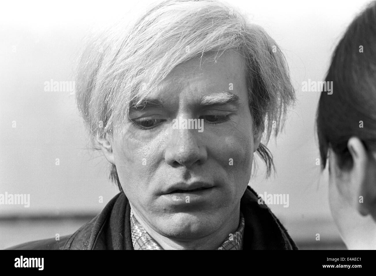 (File) The US artist and director Andy Warhol und his leading actress ...
