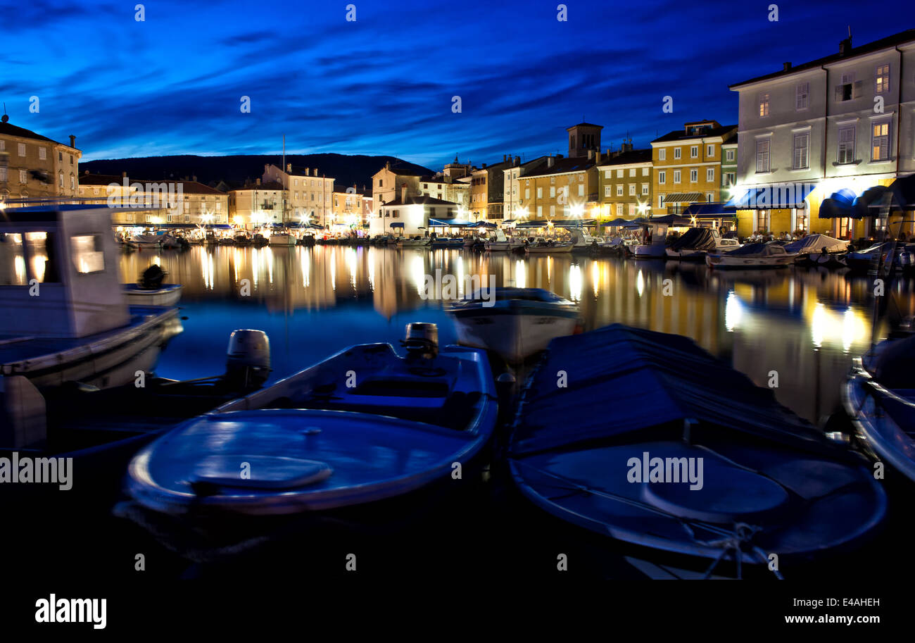 Night view harbour hi-res stock photography and images - Alamy
