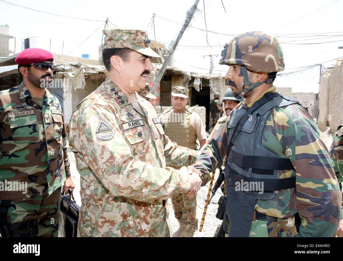 Chief of Army Staff, General Raheel Sharif meets with Commanding ...