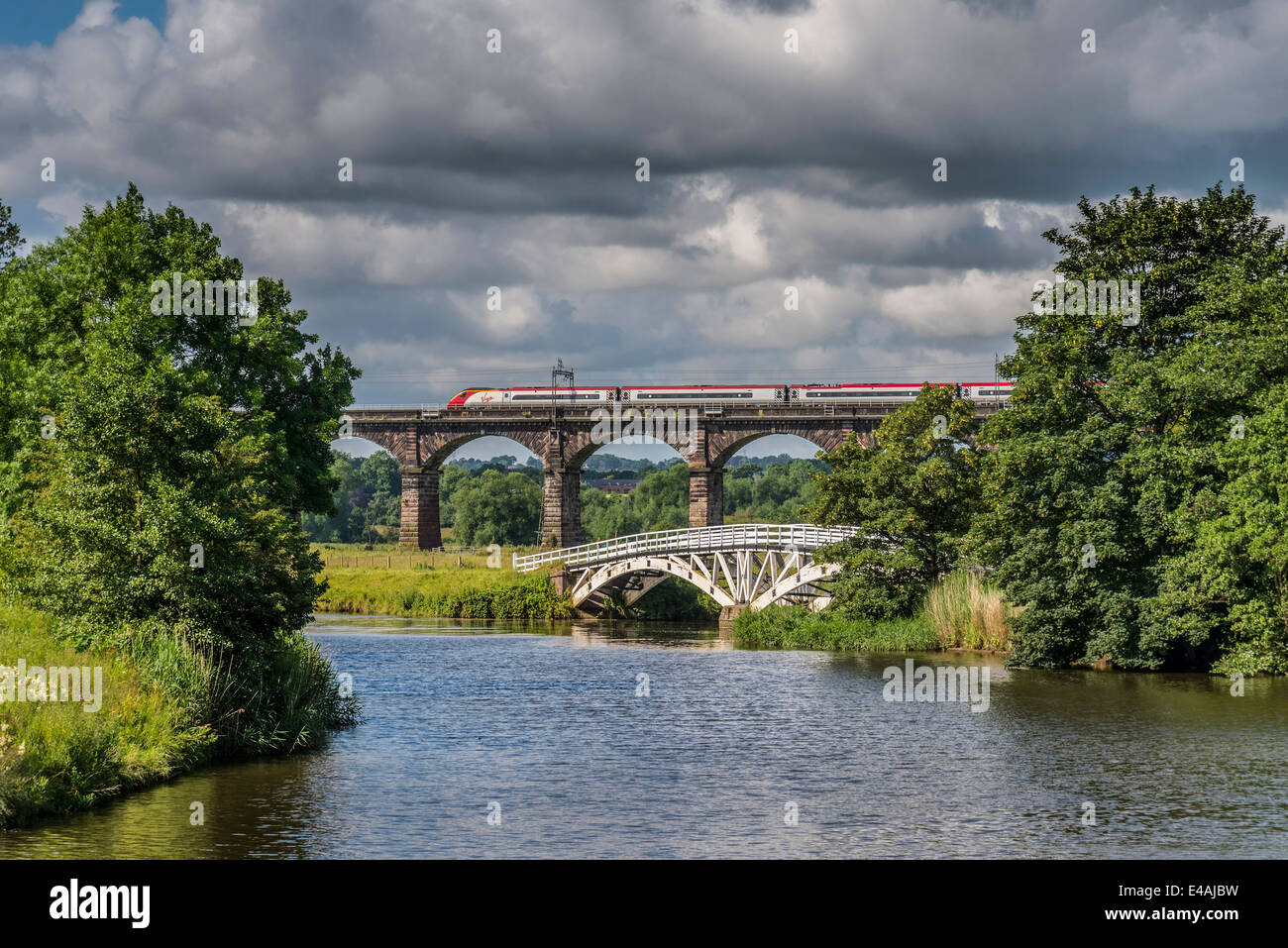 A Virgin Pendolino crosses the Dutton viaduct across the River Weaver ...