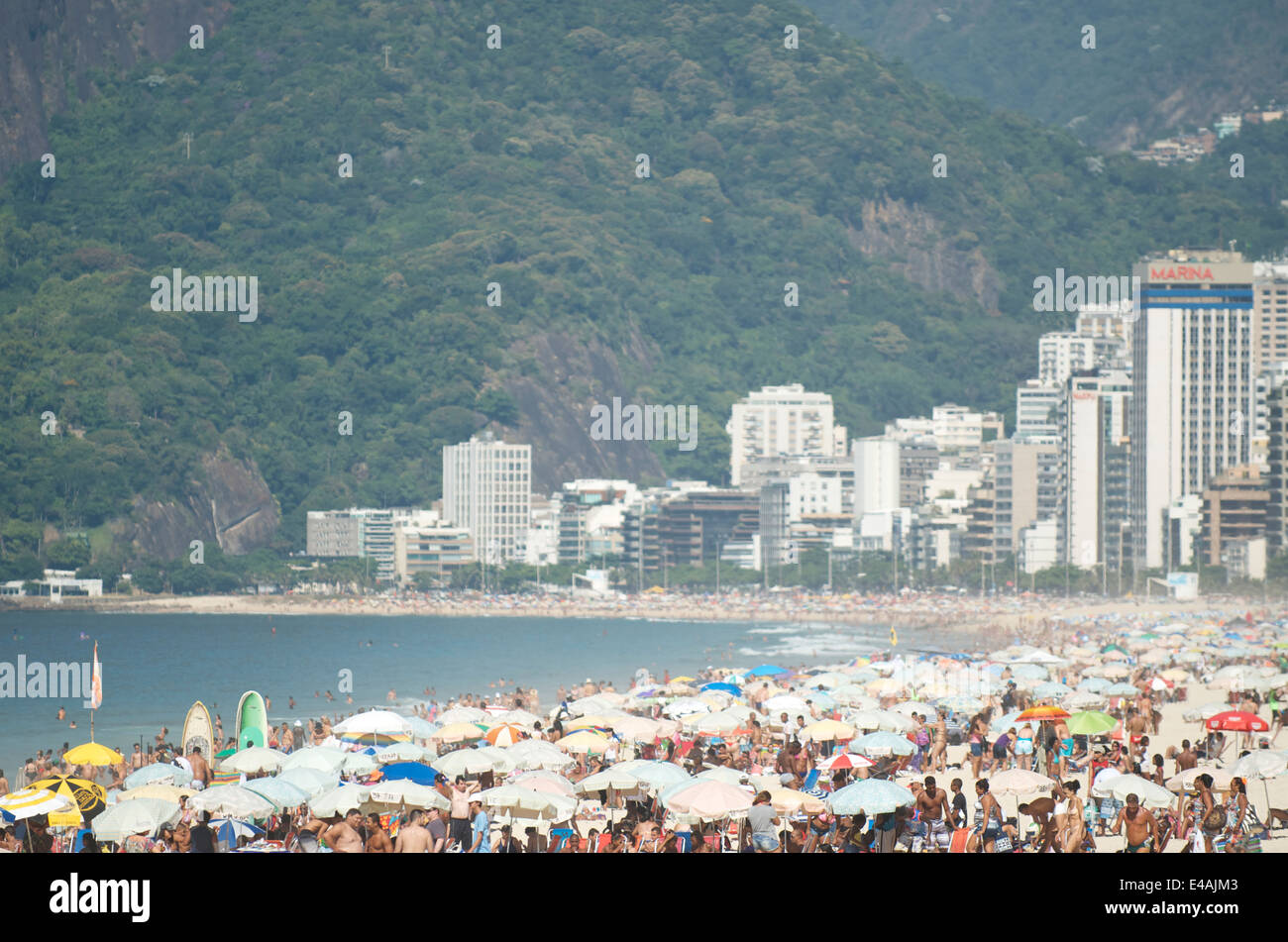 Rio de janeiro beach crowd hi-res stock photography and images - Alamy