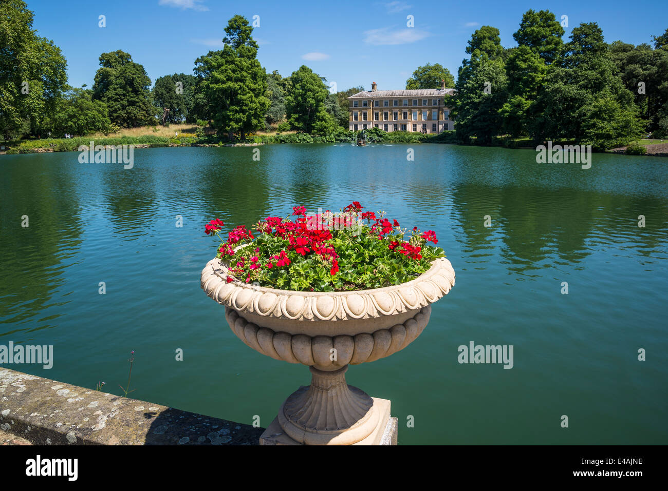 Pond in front of Kew Gardens museum, Kew Royal Botanic Gardens, London ...