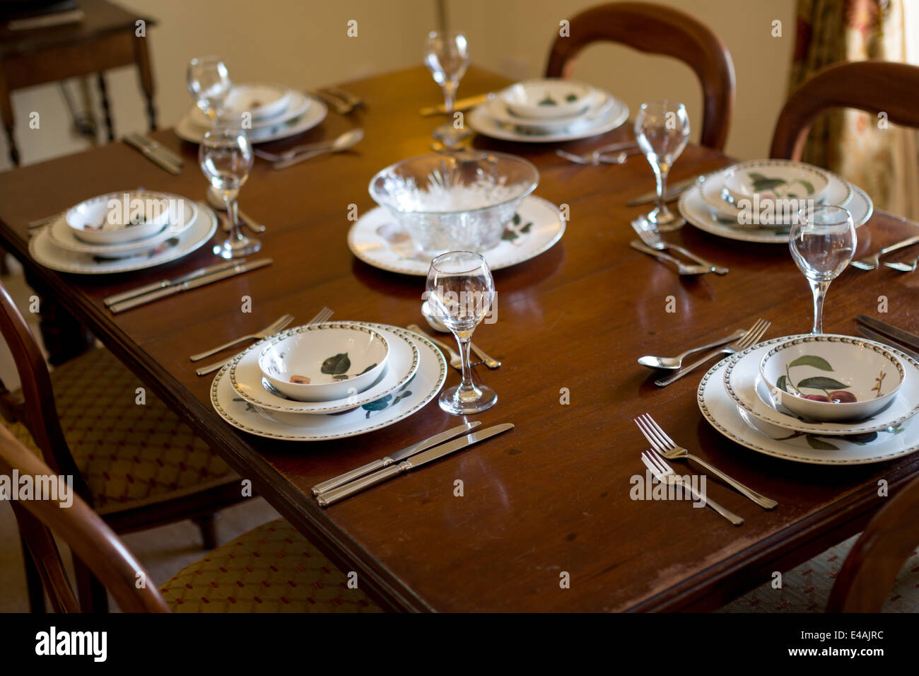 Full service dining hi-res stock photography and images - Alamy