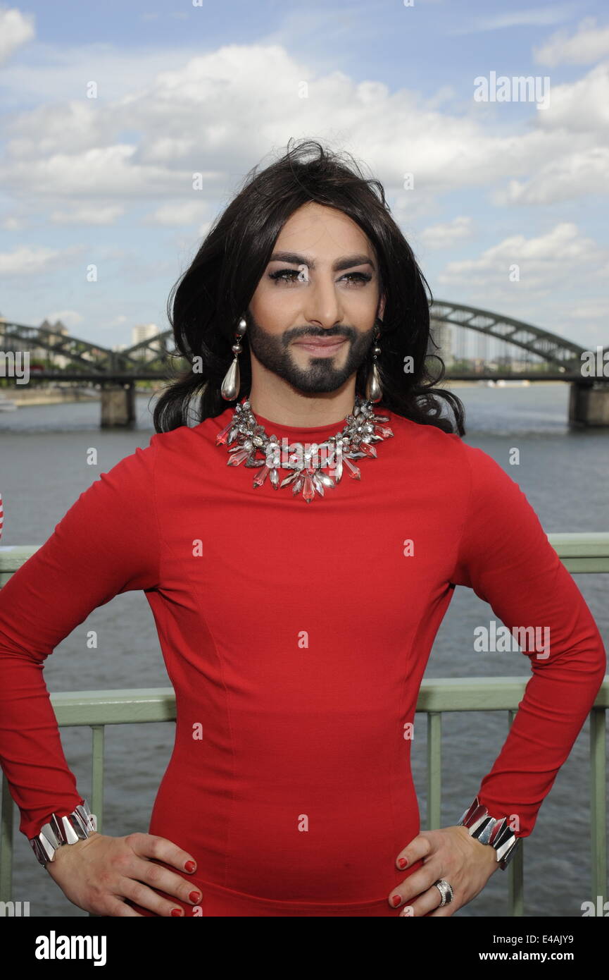Male drag artist hi-res stock photography and images - Alamy