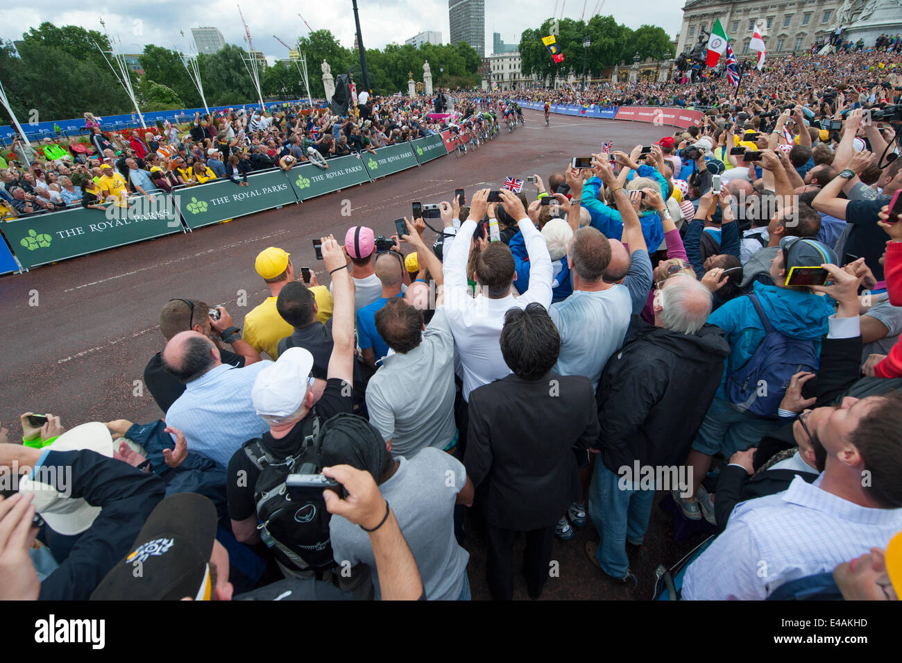 The Mall, London UK. 7th July 2014. Huge crowds photograph the arrival ...
