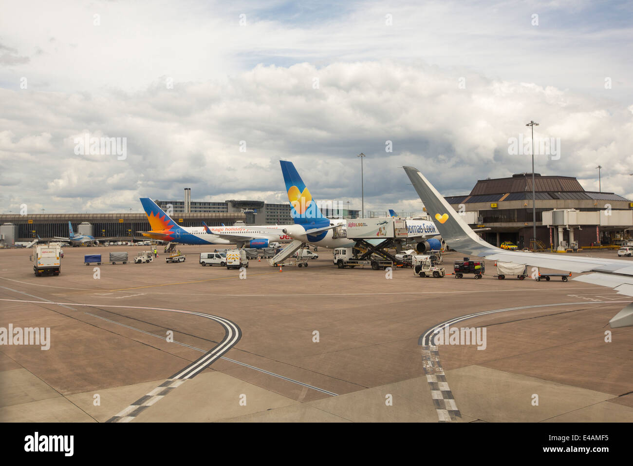 Planes manchester airport hi-res stock photography and images - Alamy