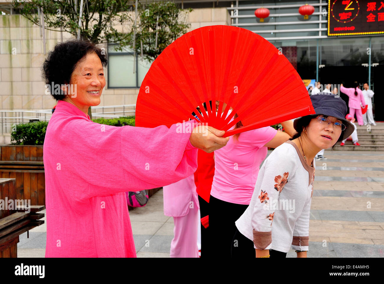 Tai chi fan hi-res stock photography and images - Alamy