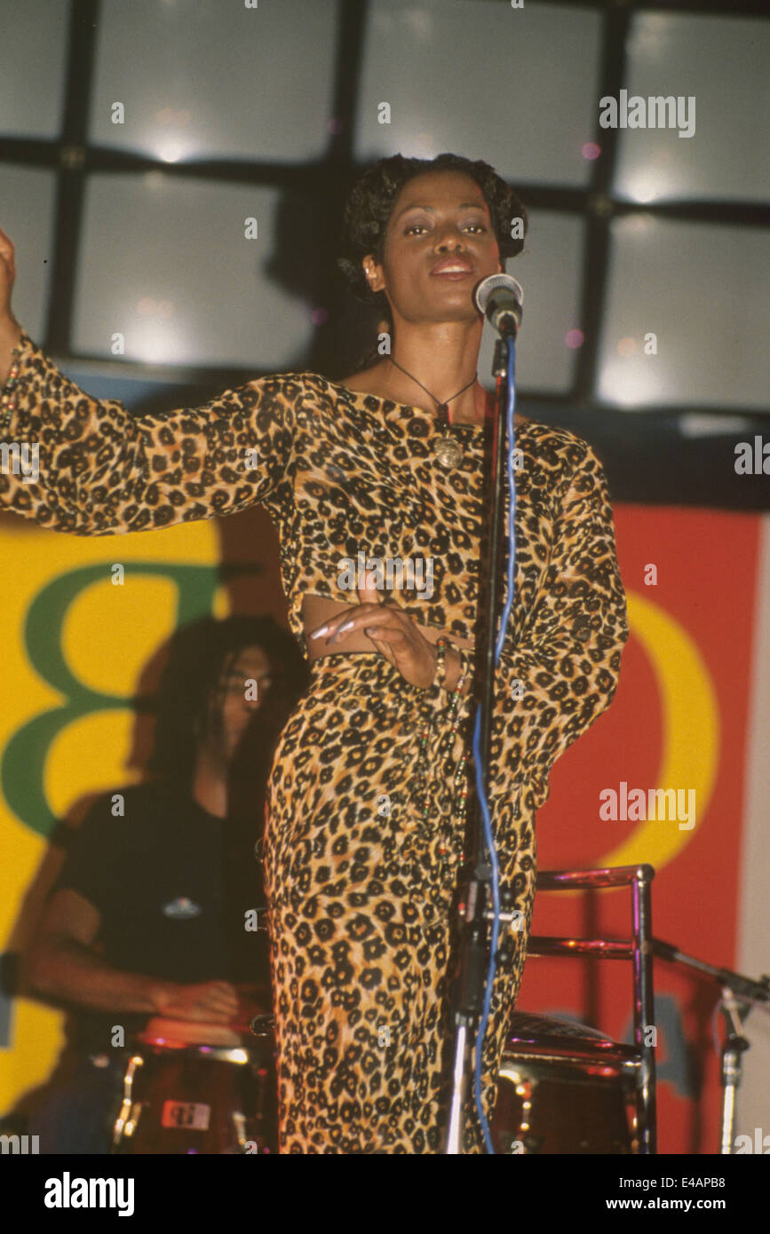 Singer desree hi-res stock photography and images - Alamy