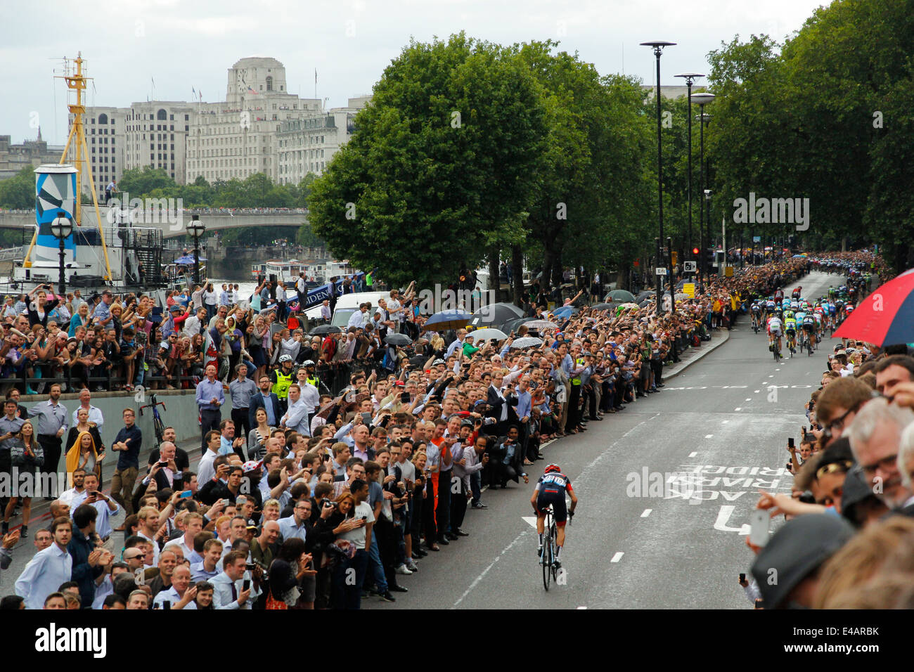 Sports crowd cheering from above hi-res stock photography and images ...