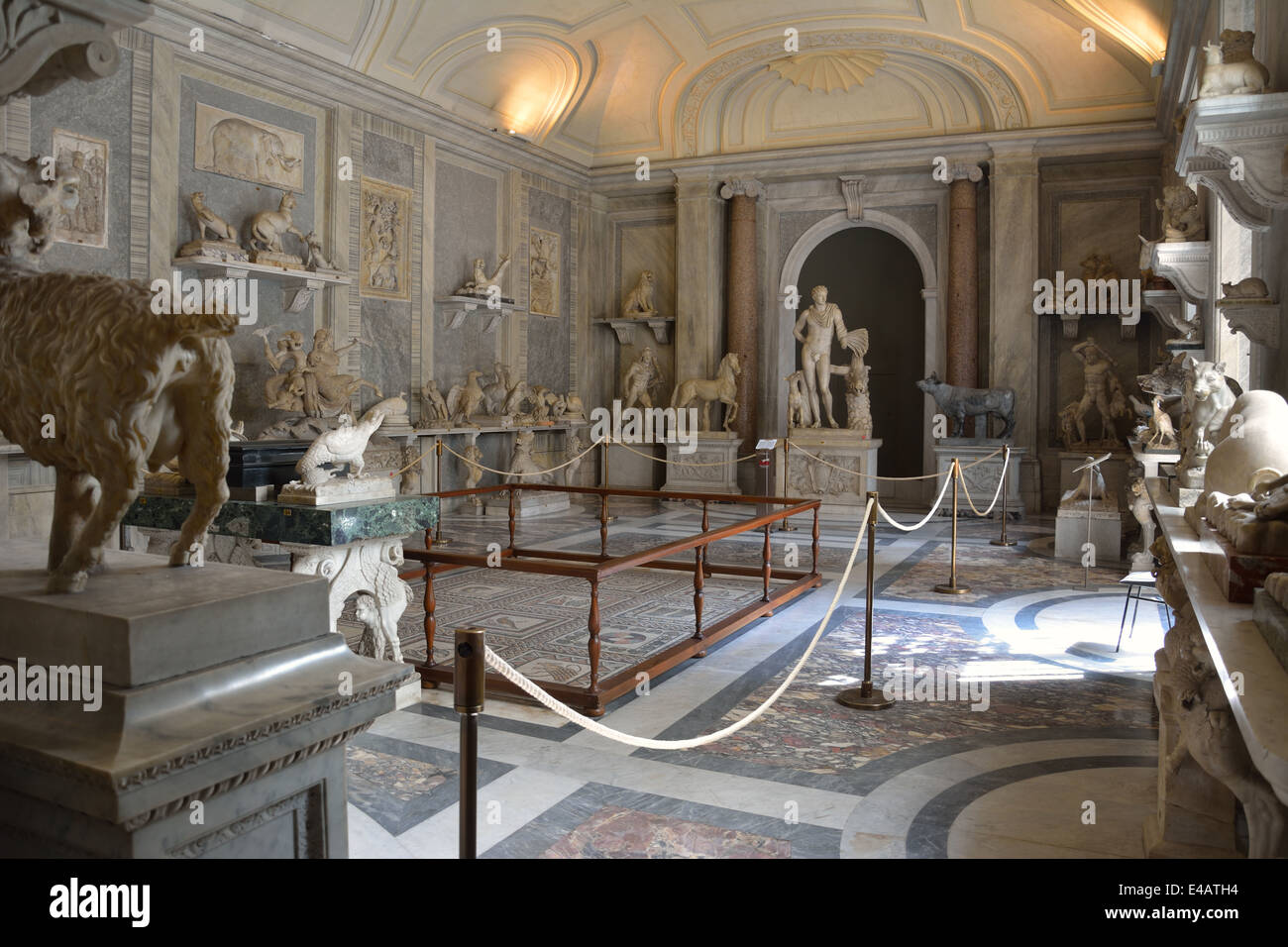Room with exhibits hi-res stock photography and images - Alamy