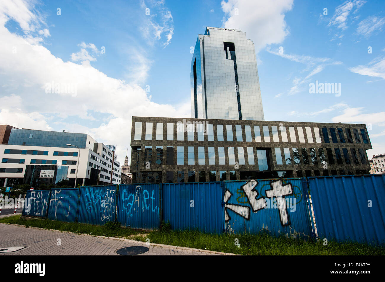 Office building behind hi-res stock photography and images - Alamy