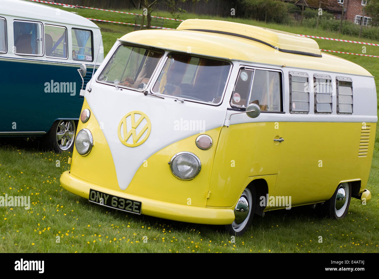 Split screen line hi-res stock photography and images - Alamy