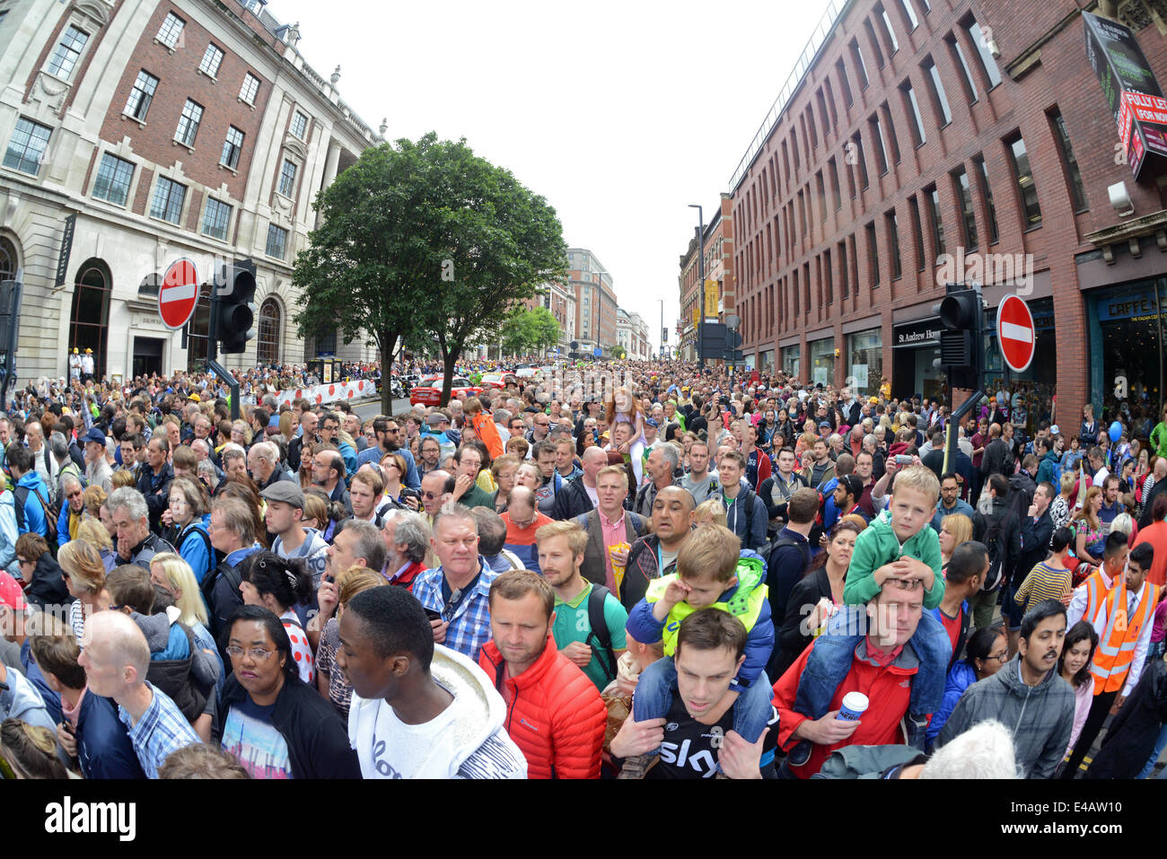 Large group of people full view hi-res stock photography and images - Alamy