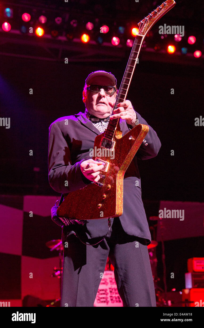 Milwaukee, Wisconsin, USA. 6th July, 2014. Guitarist RICK NIELSEN of ...