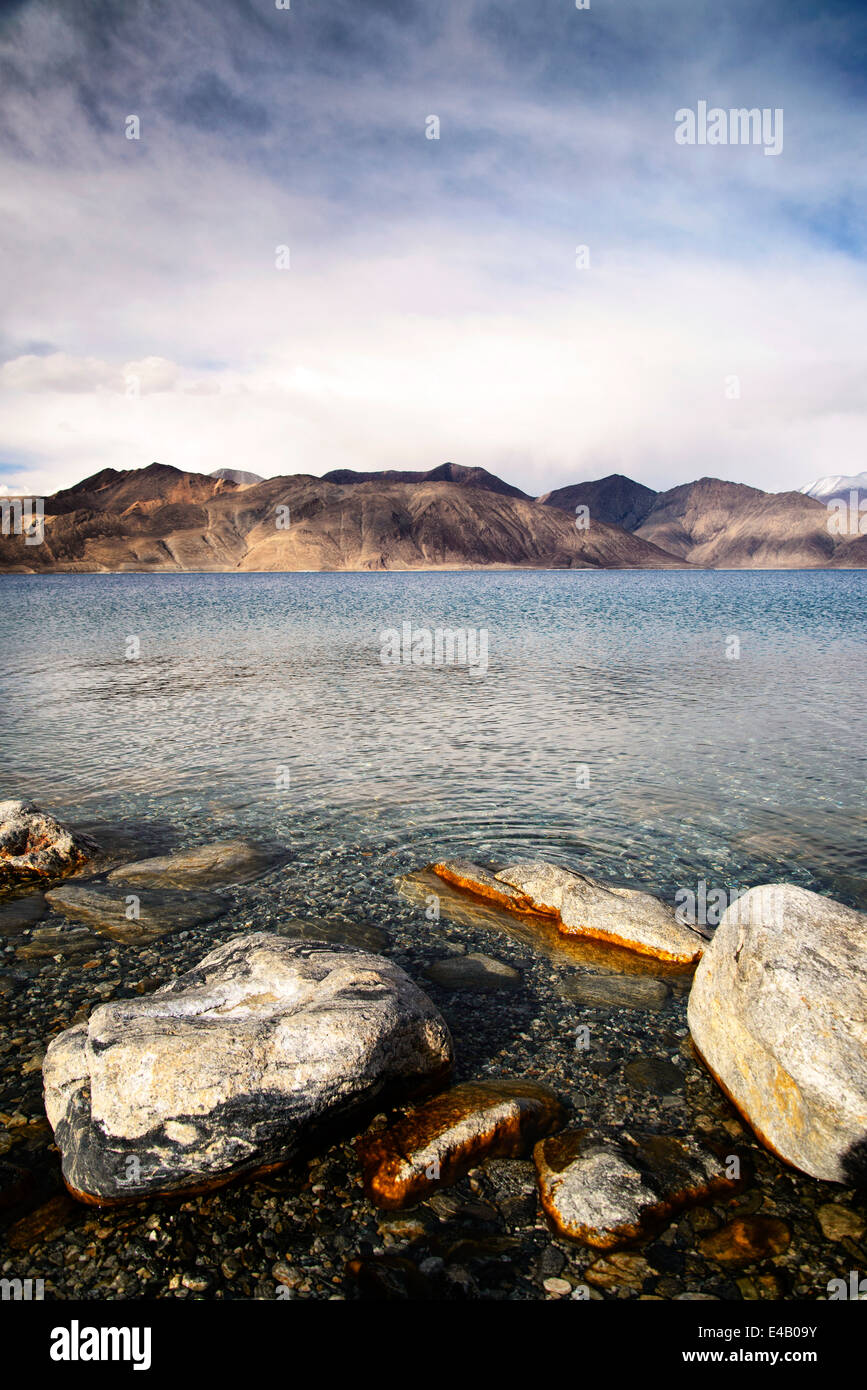 Pebbles by lake hi-res stock photography and images - Alamy