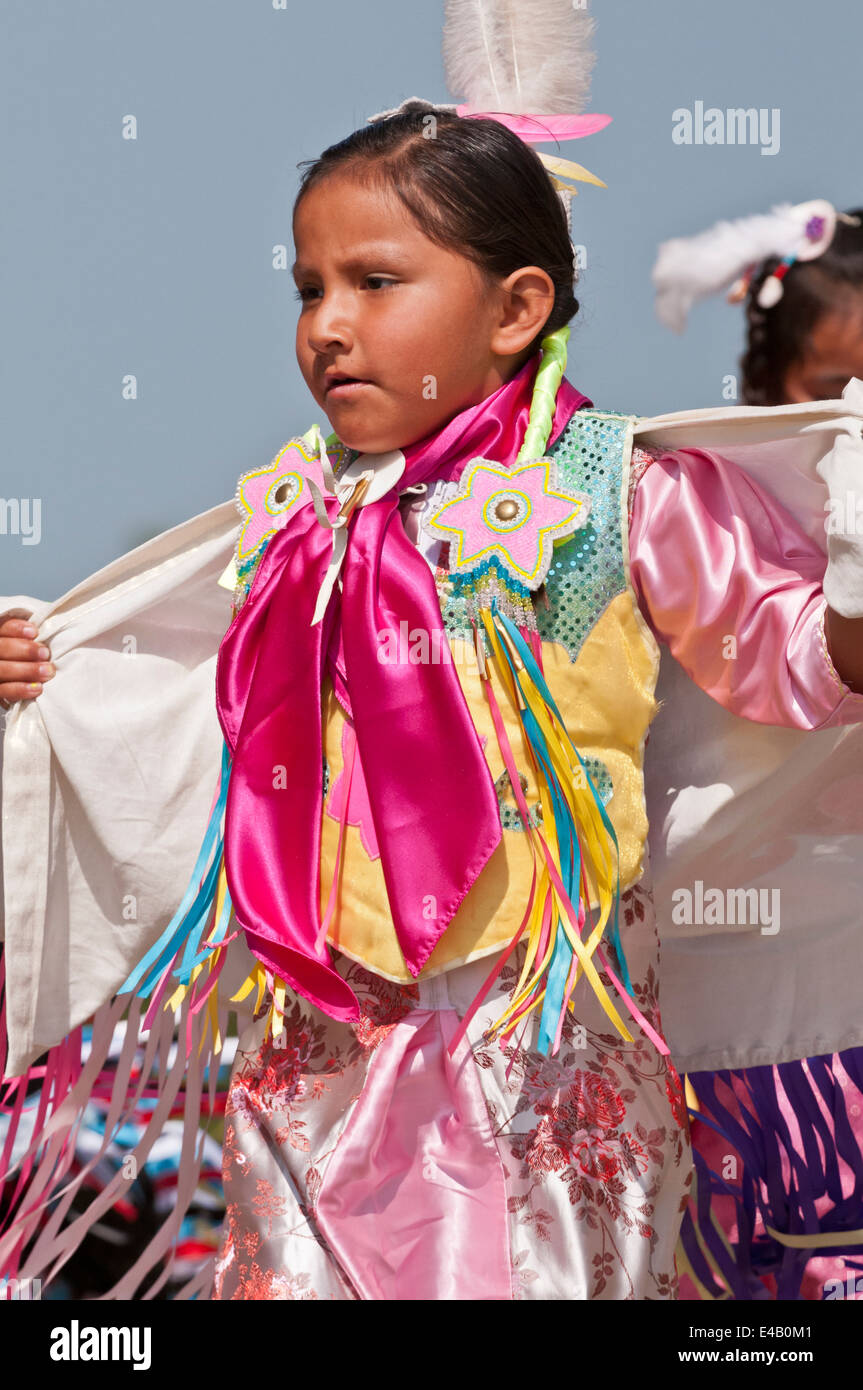 Fancy shawl dancer hi-res stock photography and images - Alamy