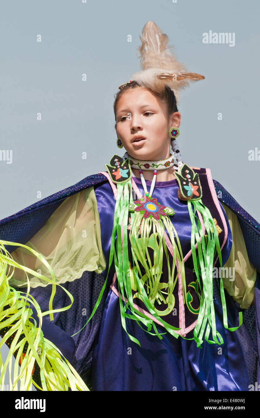 Shawl dance pow wow hi-res stock photography and images - Alamy