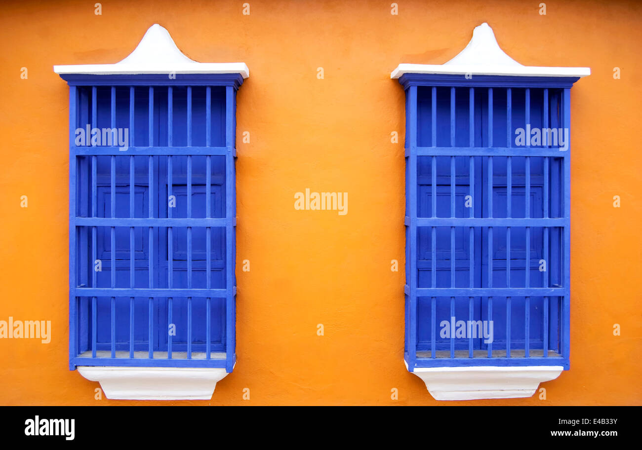 Colonial windows hi-res stock photography and images - Alamy