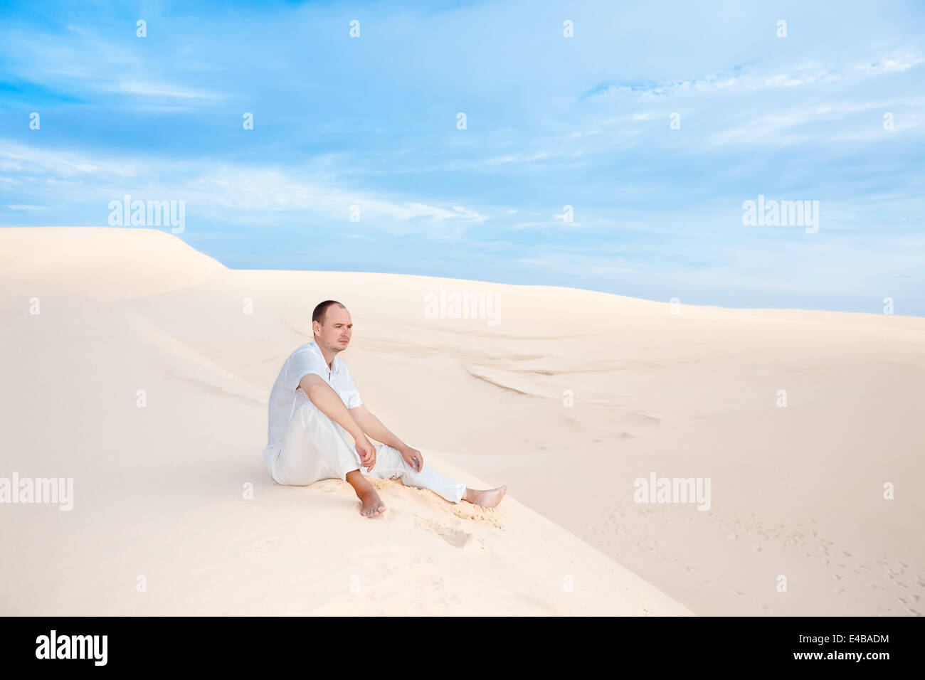 man in desert Stock Photo - Alamy