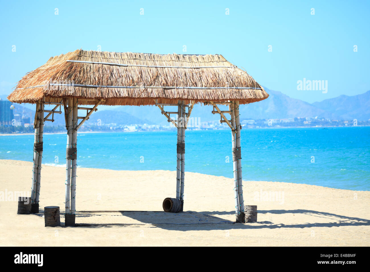 Straw canopy hi-res stock photography and images - Alamy