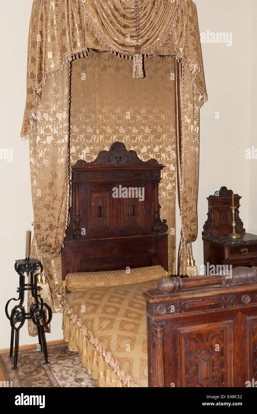 Four poster bed victorian hi-res stock photography and images - Alamy