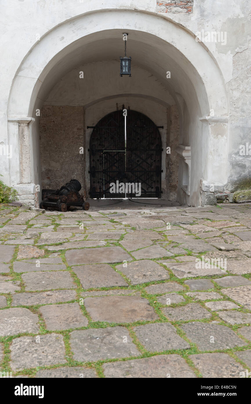 Arch input with a gun old castle Stock Photo - Alamy