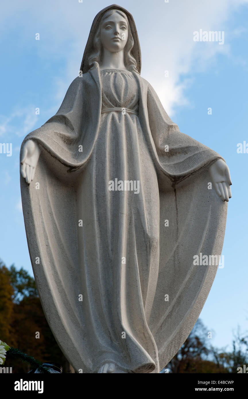 Female statue on cemetery hi-res stock photography and images - Alamy