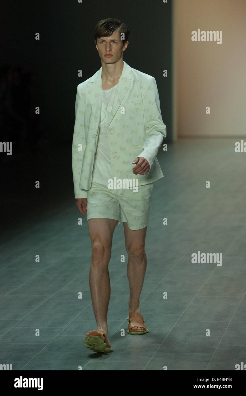 Fashion model runway man hi-res stock photography and images - Alamy