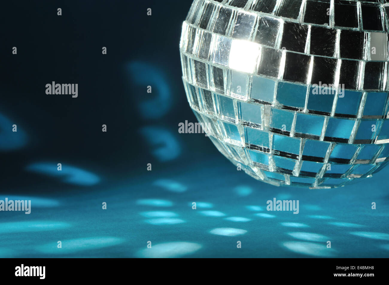Sphere mirror hi-res stock photography and images - Alamy
