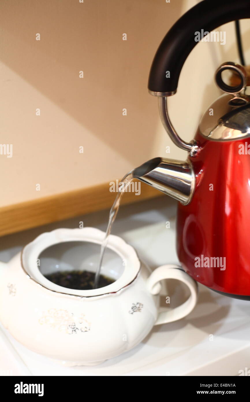 Reflective metal teapot hi-res stock photography and images - Alamy