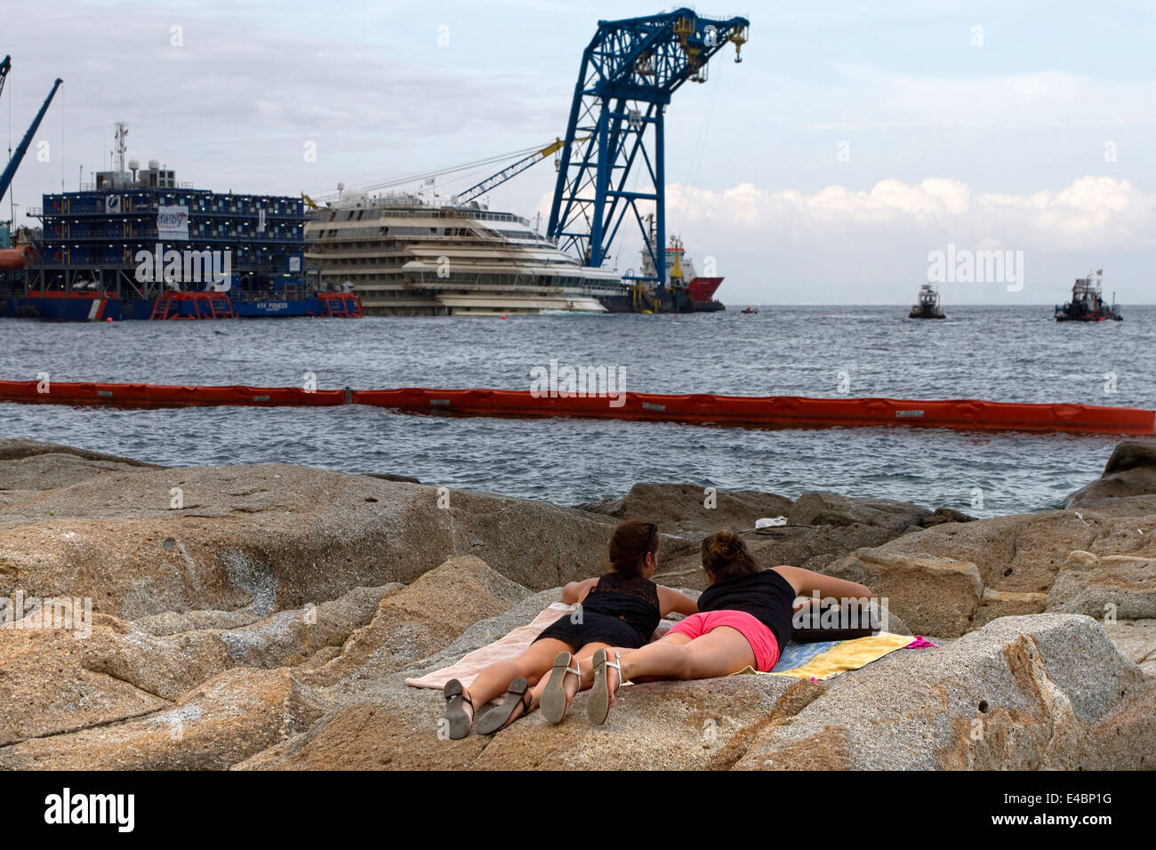 Oil boom boat hi-res stock photography and images - Alamy