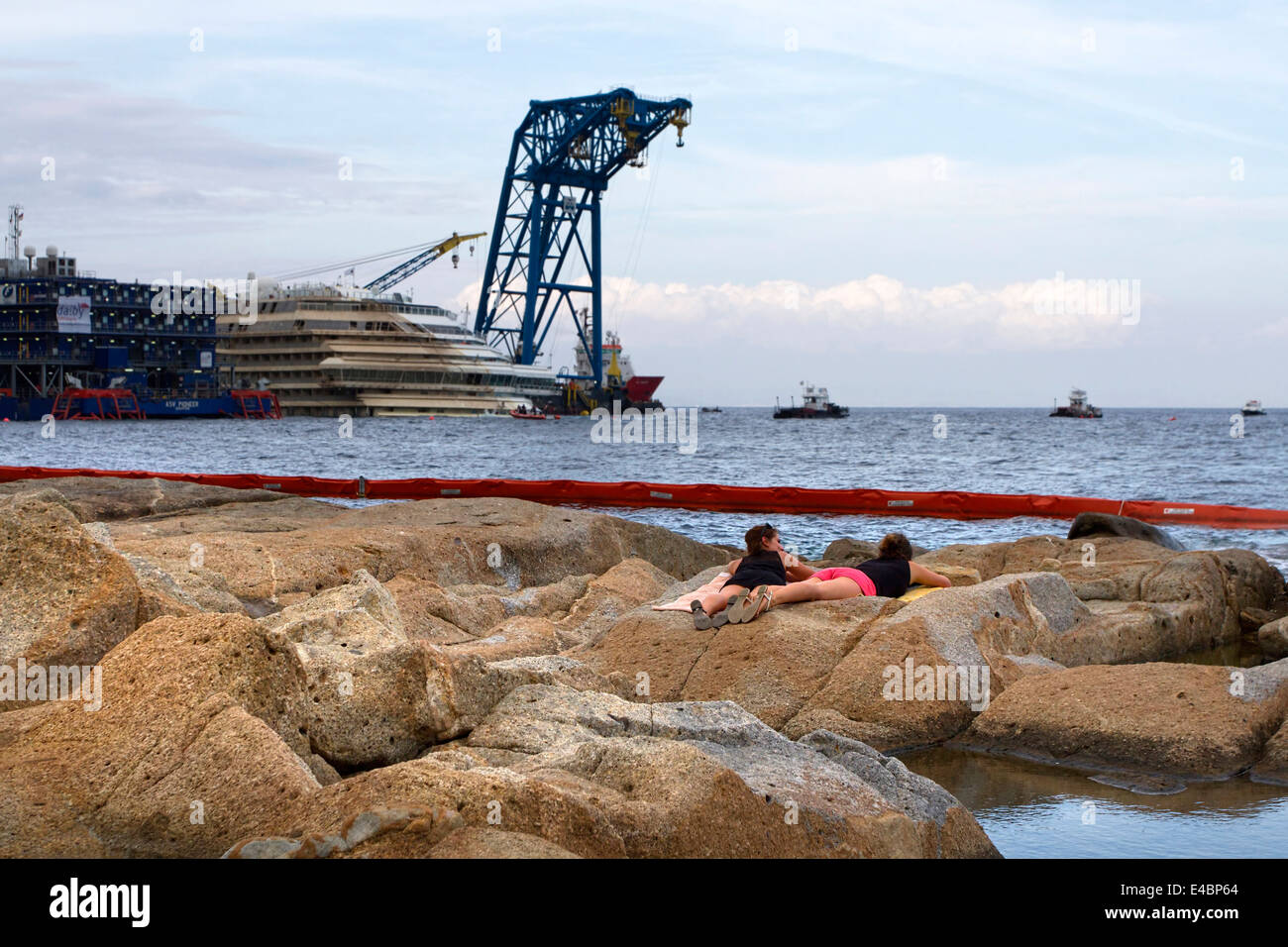 Oil boom boat hi-res stock photography and images - Alamy