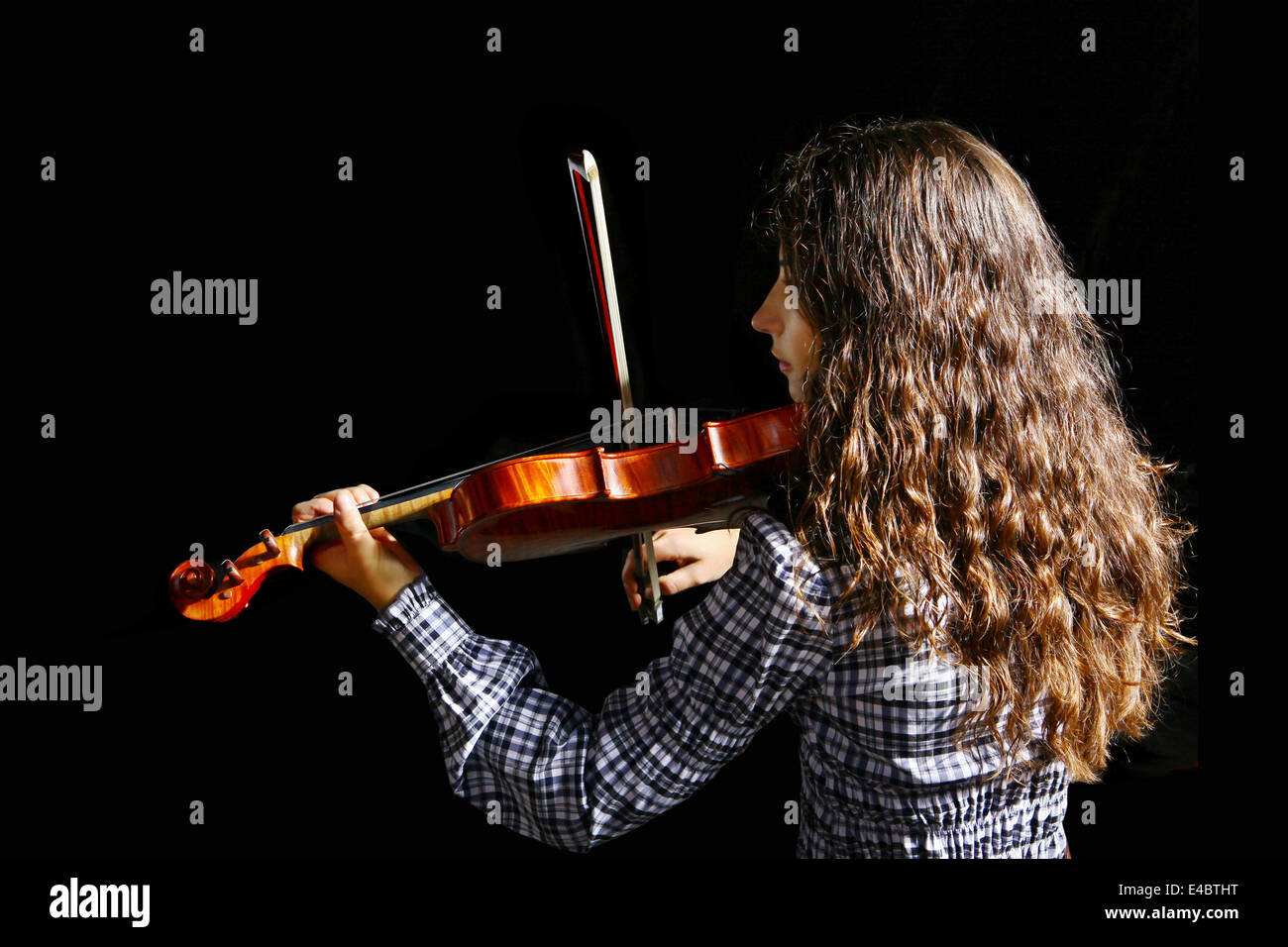 Beautiful violinist musician Stock Photo - Alamy